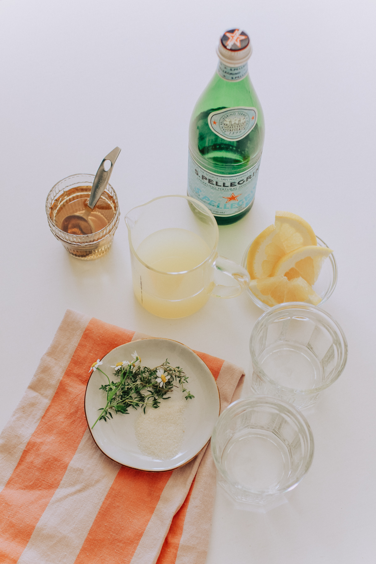 HAPPY HOUR: SIMPLE AND REFRESHING NON-ALCOHOLIC GRAPEFRUIT THYME FIZZ ...
